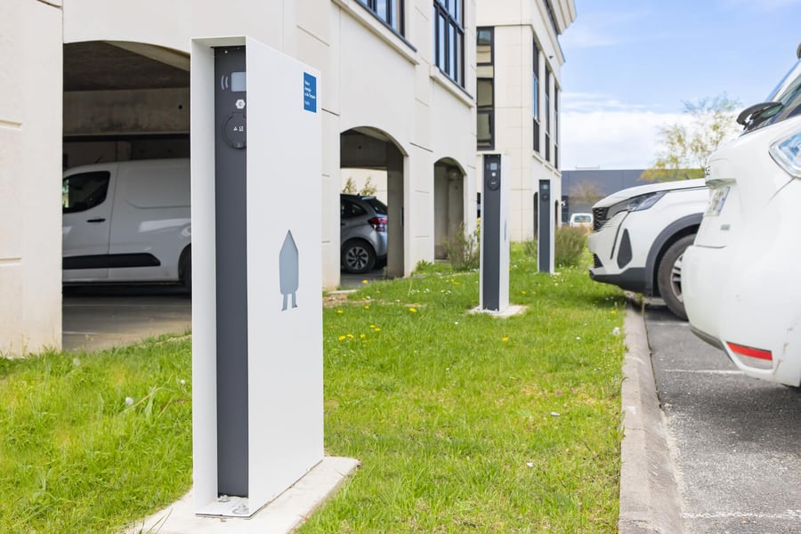 Comment financer des bornes de recharge électrique sur le parking d'une ...